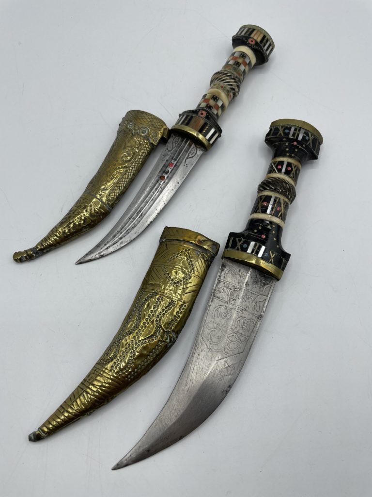 Duo de poignards orientaux de collection - Ressourcerie Histoires Sans Fin