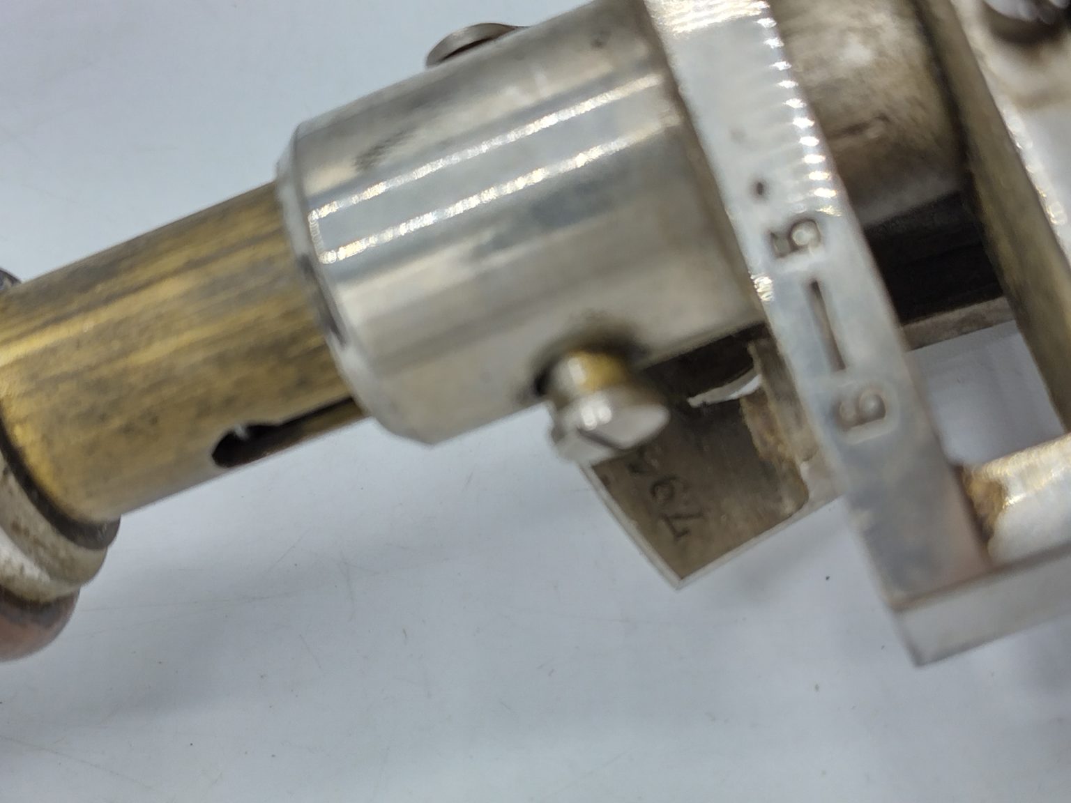 Ancien tampon encreur mécanique numéroté - Ressourcerie Histoires Sans Fin