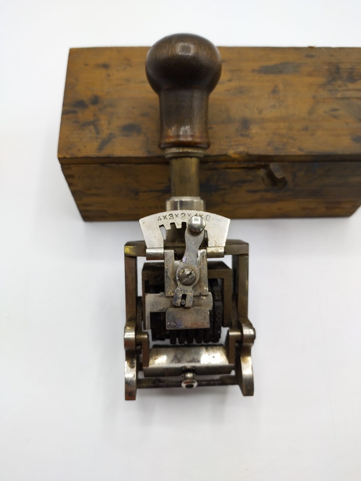 Ancien tampon encreur mécanique numéroté - Ressourcerie Histoires Sans Fin