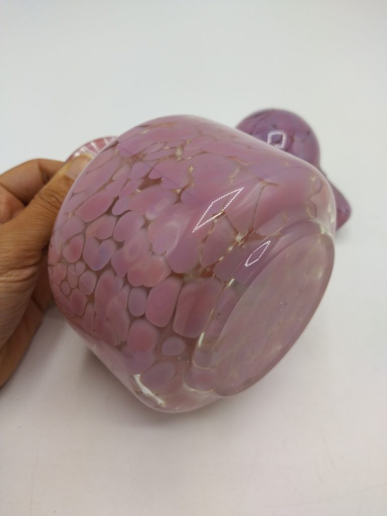 Carafe vintage en verre coloré rose - Ressourcerie Histoires Sans Fin