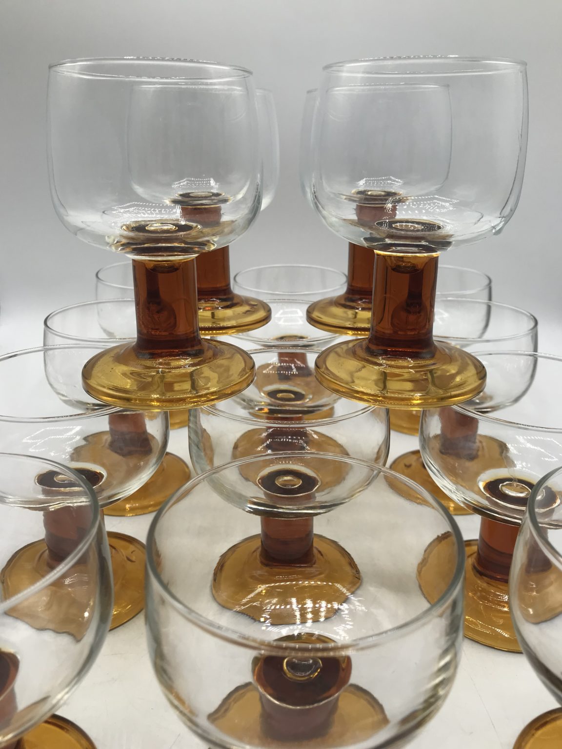 Ensemble de 16 verres vintages ambrés - Ressourcerie Histoires Sans Fin