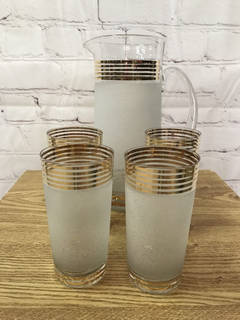 Service orangeade 4 verres et 1 pichet givrés dorés - Ressourcerie ...