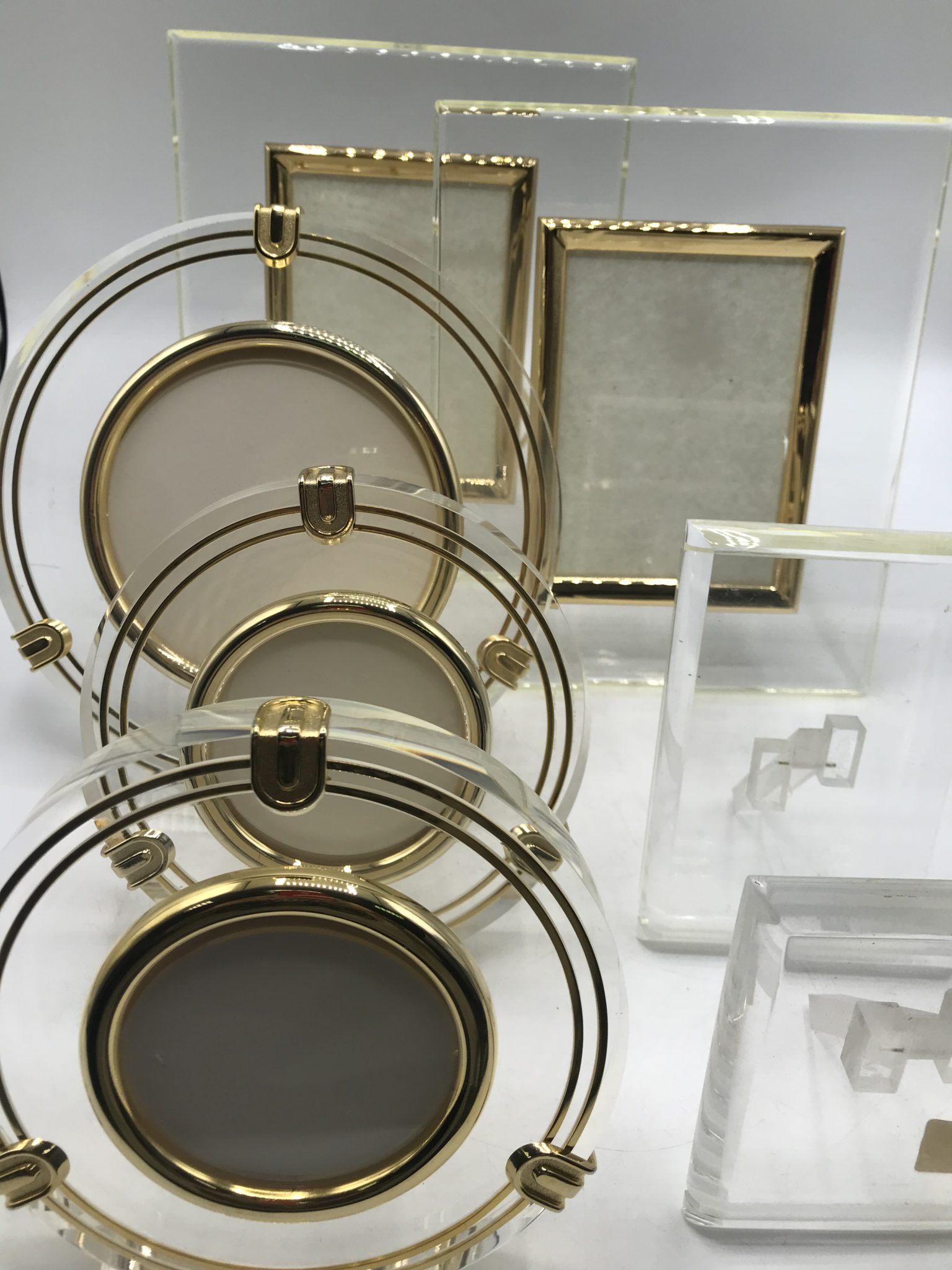 Lot de 7 cadres en plexiglass et dorures années 80/90 - Ressourcerie ...