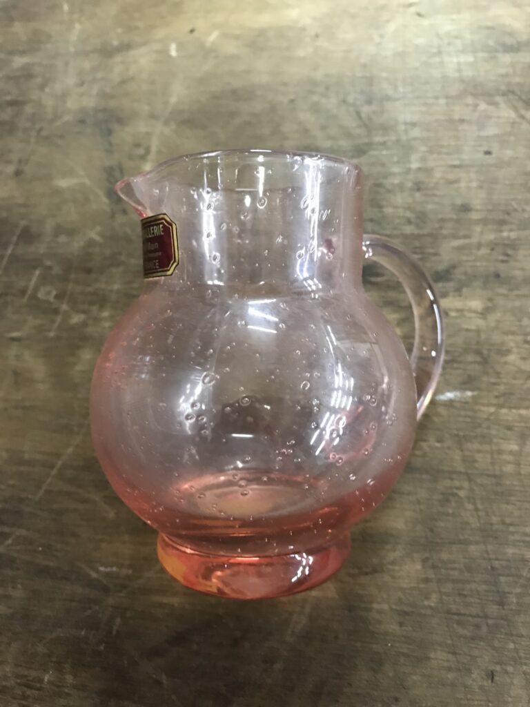 Petit broc en verre soufflé bouche rose Cristallerie - Ressourcerie ...