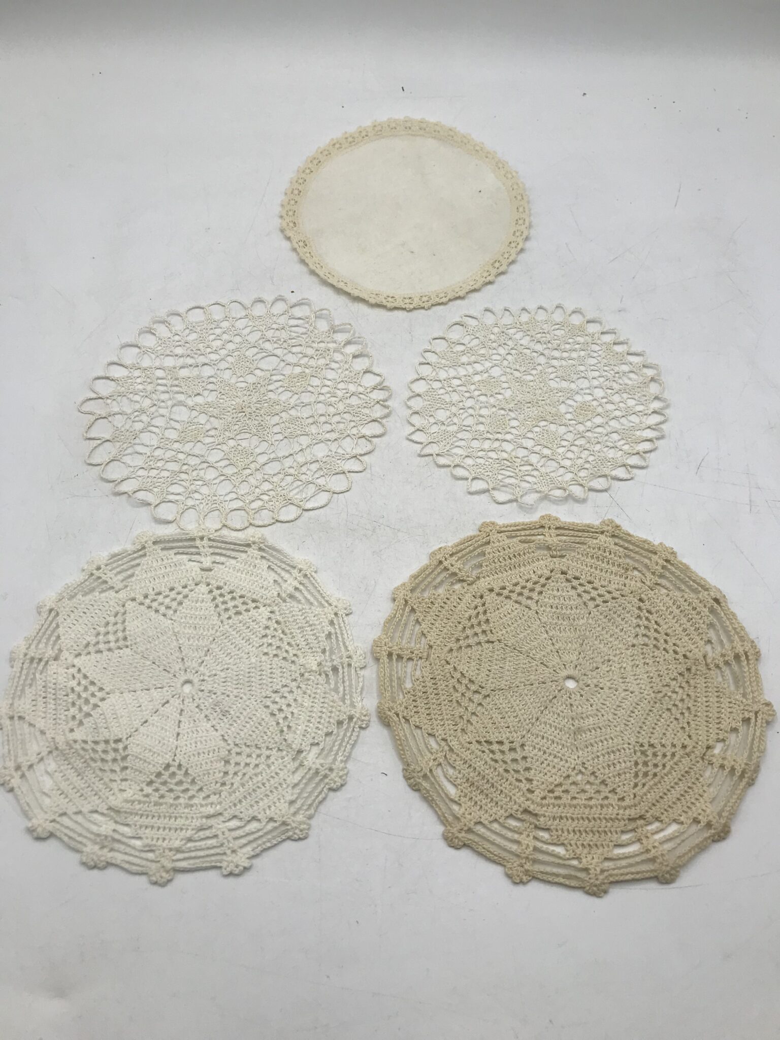 Lot de 5 napperons ronds crochet et dentelle - Ressourcerie Histoires ...