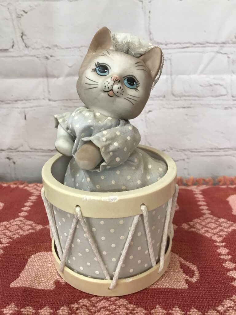 Boite à musique chat vintage - Ressourcerie Histoires Sans Fin
