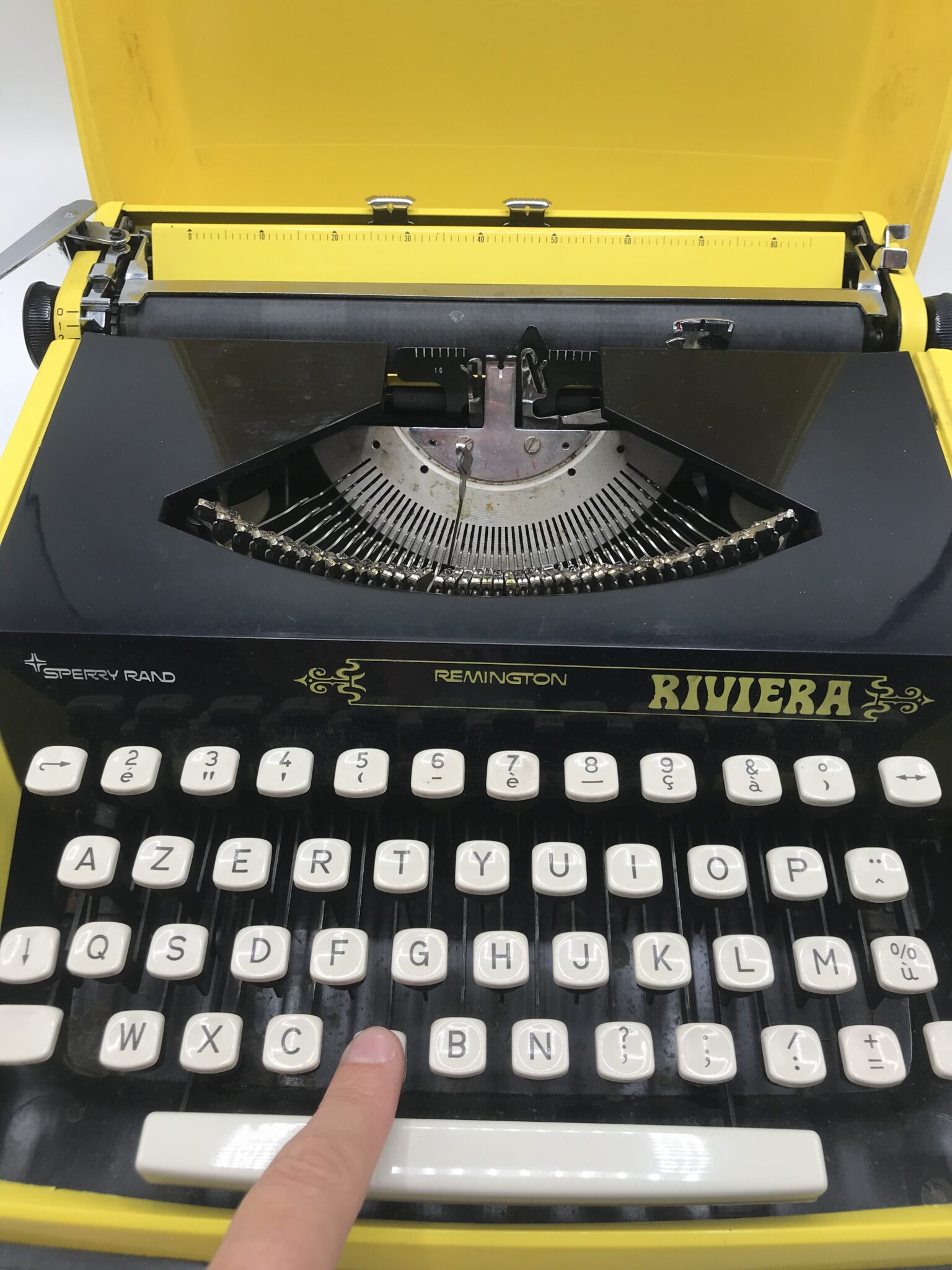 Machine à écrire Remington Riviera jaune années 1960 - Ressourcerie ...