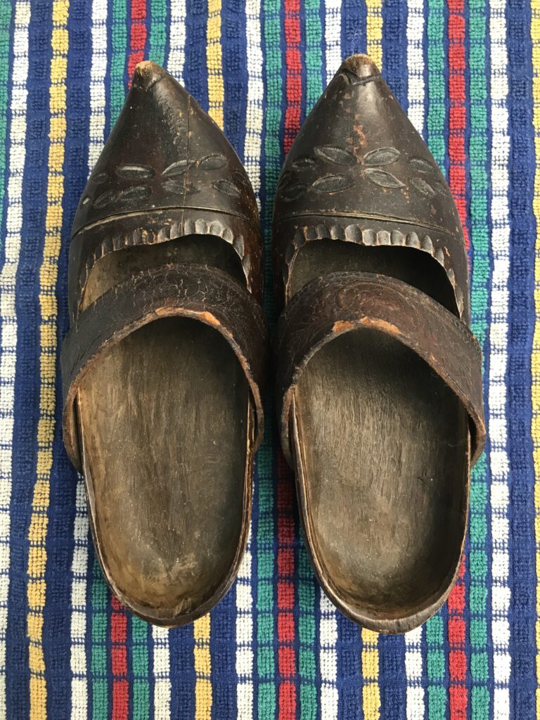 Anciens sabots en bois - Ressourcerie Histoires Sans Fin