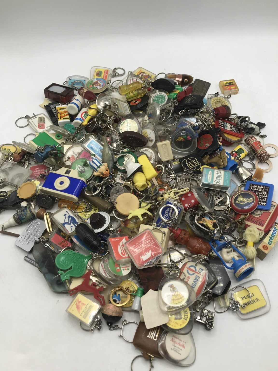 Collection de 180 portes clés vintage - Ressourcerie Histoires Sans Fin