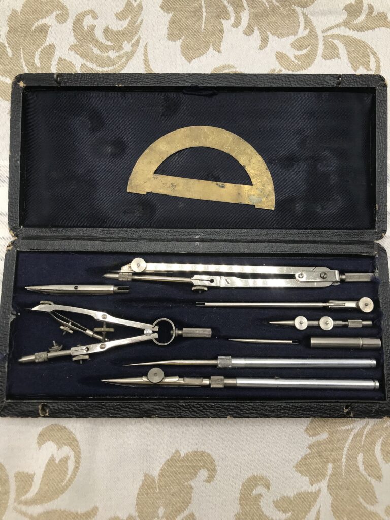 Joli coffret anciens compas - Ressourcerie Histoires Sans Fin