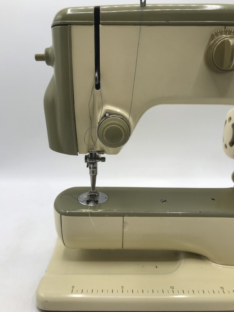 Machine à coudre BERNINA 600 - Ressourcerie Histoires Sans Fin