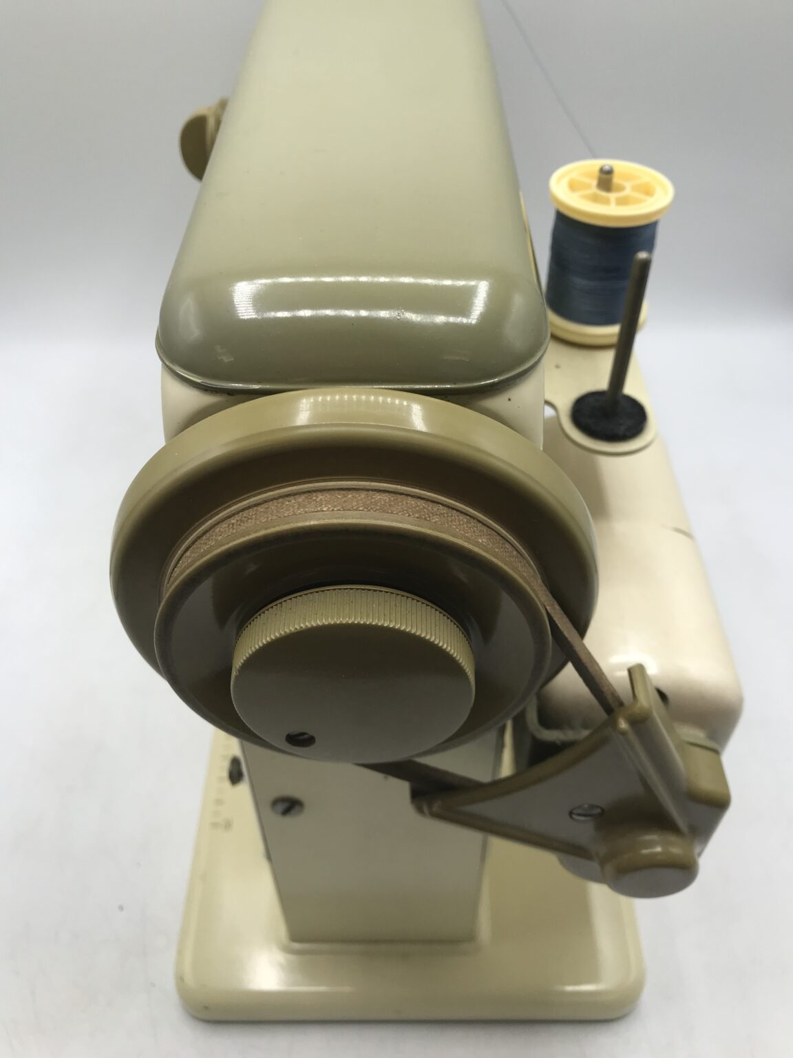 Machine à coudre BERNINA 600 - Ressourcerie Histoires Sans Fin