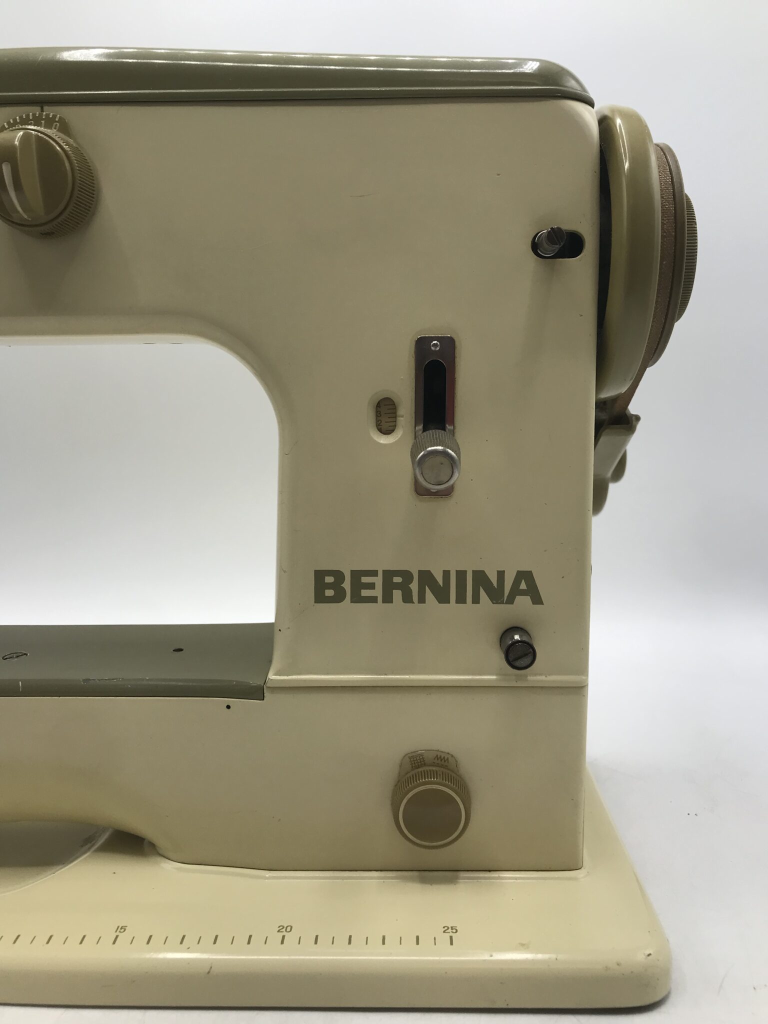 Machine à coudre BERNINA 600 - Ressourcerie Histoires Sans Fin
