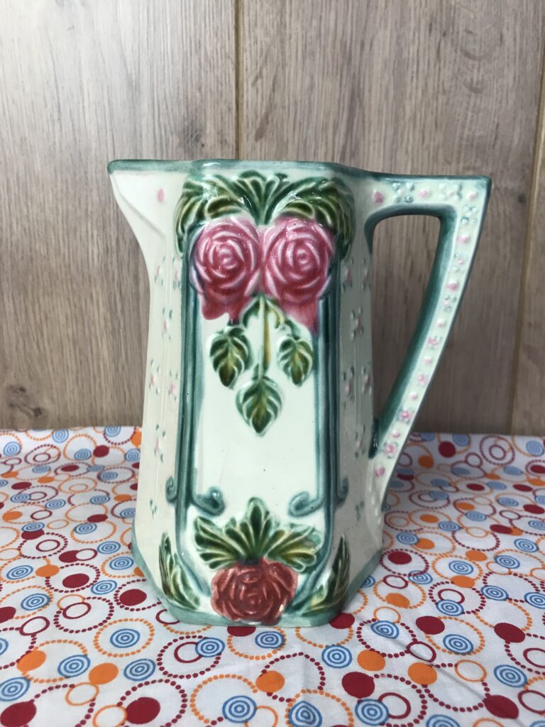 Pichet en barbotine "Roses" - Ressourcerie Histoires Sans Fin