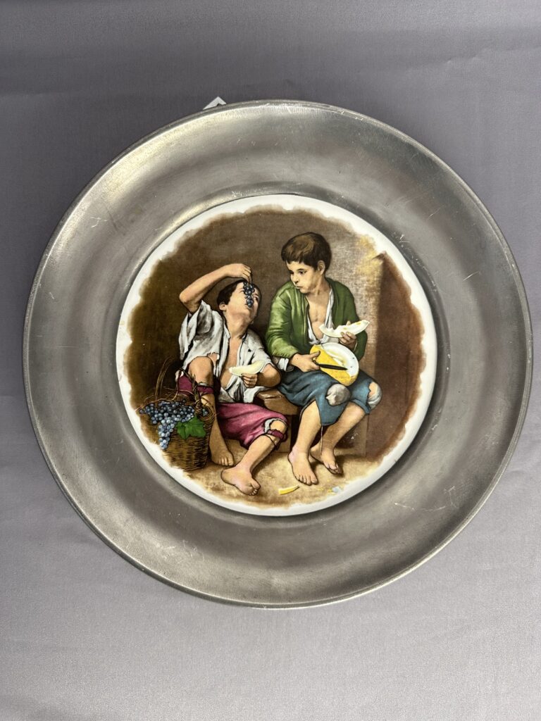 Assiette décorative en étain - Ressourcerie Histoires Sans Fin